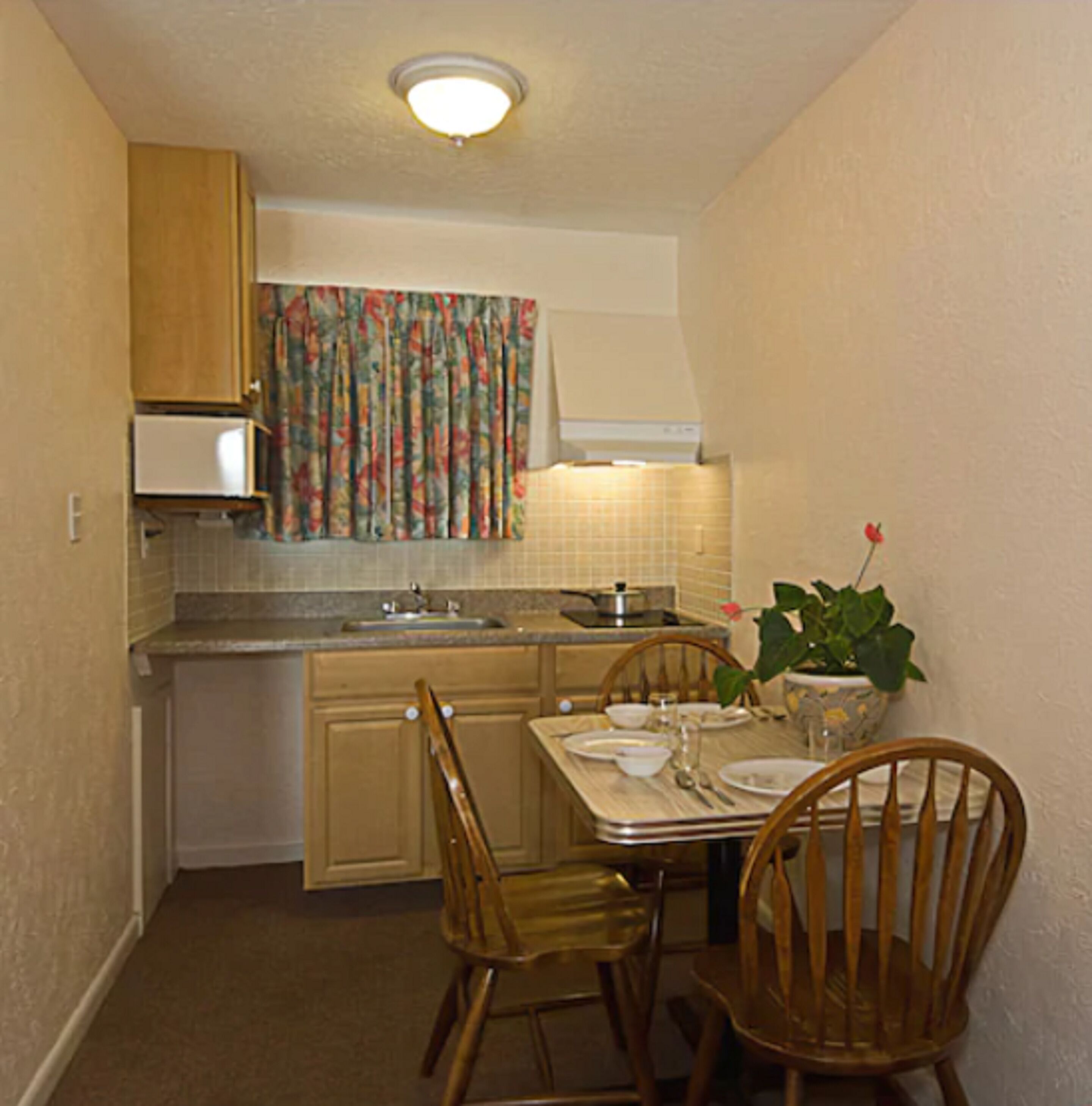 Quarto casal, 2 camas de casal | Cozinha privada | Geladeira, micro-ondas