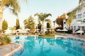 Piscina exterior, guarda-sóis, espreguiçadeiras 