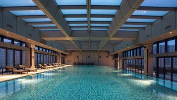 Piscina interna, funciona das 7h30 às 21h, salva-vidas no local