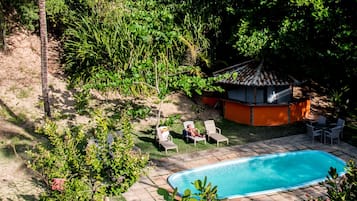 Piscina exterior, espreguiçadeiras