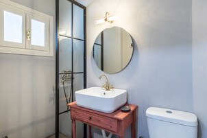 Um polibã, um secador de cabelo (mediante pedido)