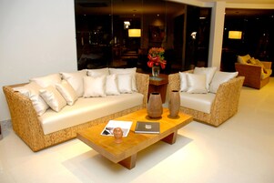 Área de estar no saguão