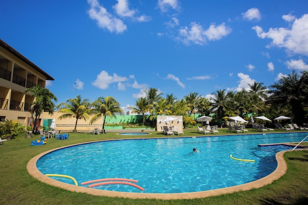 Piscina externa, guarda-sóis, espreguiçadeiras