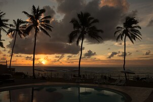 6 piscinas externas, funciona das 7h às 19h, guarda-sóis