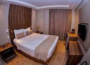 Quarto superluxo | Frigobar, cortinas blackout, quartos à prova de som, Wi-Fi de cortesia