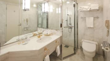 Quarto Twin Executivo, fumadores | Casa de banho | Uma banheira, uma banheira de imersão total, um chuveiro fixo