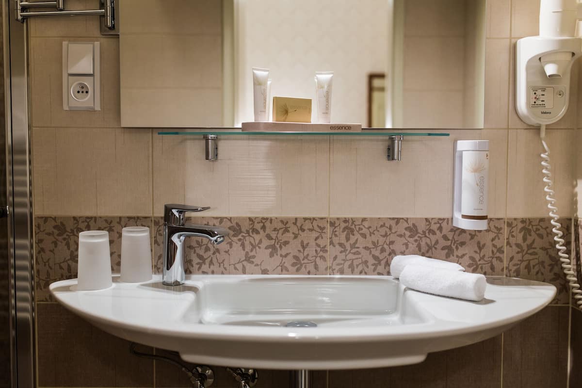 Chuveiro, produtos de toalete grátis, secador de cabelo