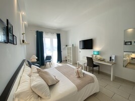 Quarto Triplo Superior, varanda | Roupa hipoalergénica, camas de colchão viscoelástico, secretária