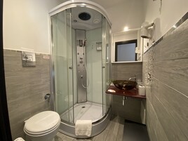 Quarto Duplo Deluxe | Casa de banho | Um polibã, um chuveiro de hidromassagem 