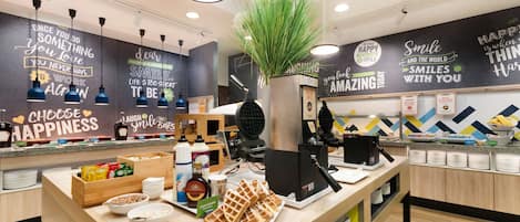 Café da manhã com buffet grátis todos os dias