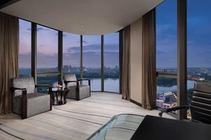 Frigobar, cofres nos quartos, ferros/tábuas de passar roupa, berços