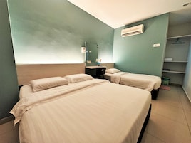 Quarto Triplo Superior, várias camas | Secretária, ferro/tábua de engomar, Wi-fi grátis 