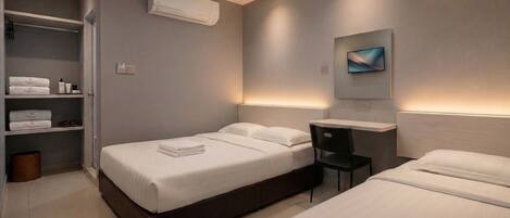 Quarto Triplo Superior, várias camas | Secretária, ferro/tábua de engomar, Wi-fi grátis