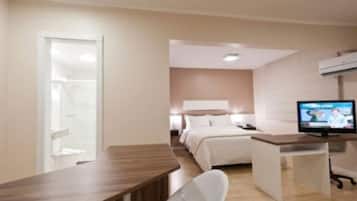 Suite-Estúdio Familiar | Minibar, cofre no quarto, Wi-fi grátis, roupa de cama fornecida