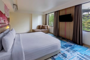 Quarto executivo | Roupas de cama premium, cofres nos quartos, escrivaninha