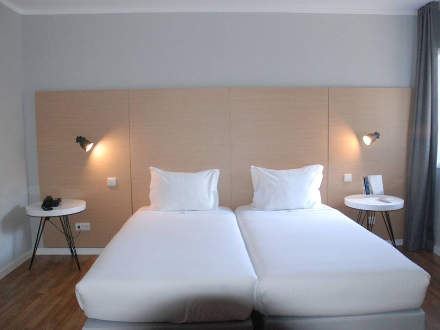 Quarto Duplo ou Twin | Secretária, berços/camas para crianças grátis, camas desdobráveis