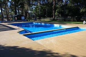 Piscina externa sazonal, espreguiçadeiras