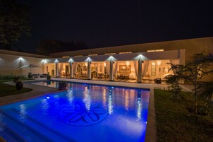 2 piscinas exteriores, guarda-sóis, espreguiçadeiras 
