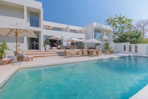 2 piscinas exteriores, guarda-sóis, espreguiçadeiras 