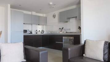 Apartamento, 2 quartos | Cozinha privada | Geladeira, micro-ondas, fogão, cooktop