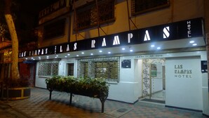 Fachada do alojamento (tarde/noite)