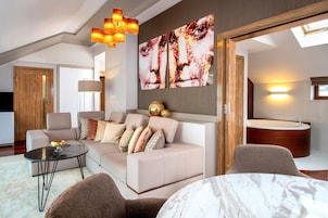 Minibar, cofre no quarto, secretária, roupa de cama fornecida