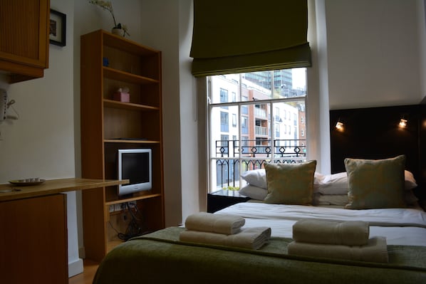 Quarto Duplo Standard | Cortinas/cortinados opacos, Wi-fi grátis, roupa de cama fornecida 