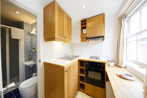 Um frigorífico, um micro-ondas, uma chaleira elétrica 