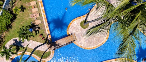 Piscina externa, espreguiçadeiras