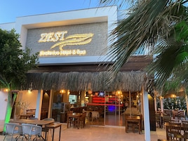 Pequenos-almoços, almoços, jantares servidos, com vista para a praia