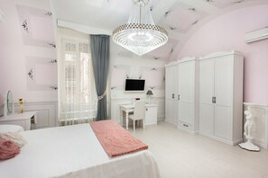 Minibar, cofre no quarto, secretária, quartos insonorizados 