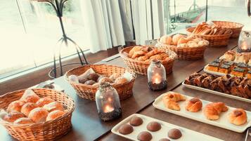 Café da manhã com buffet grátis todos os dias
