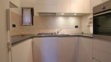 Apartamento, 2 quartos, terraço, vista para o lago (Isola Comacina) | Cozinha privada | Uma máquina de café expresso, uma chaleira elétrica
