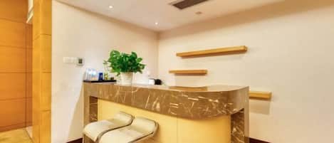 Minibar, cofre no quarto, despertadores