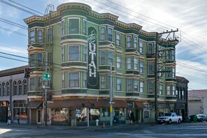 Um edifício histórico com uma placa grande que diz "The Utah".