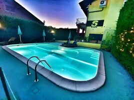 Piscina exterior, guarda-sóis, espreguiçadeiras 