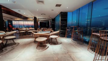 2 bares/lounges, este bar com transmissão de jogos em direto
