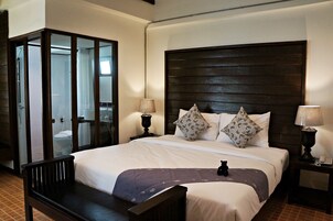 Minibar, cofre no quarto, secretária 