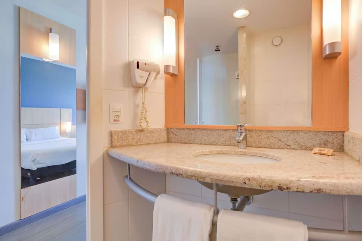 Quarto Standard, 1 cama de casal | 1 quarto, minibar, cofre no quarto, secretária