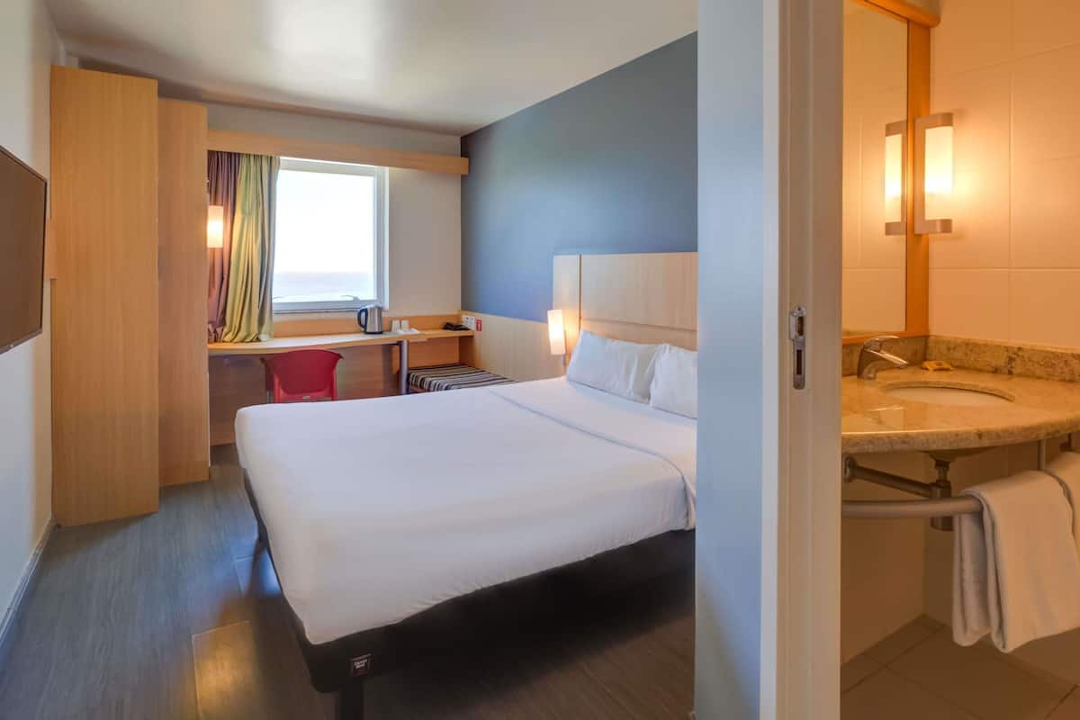 Quarto Standard, 1 cama de casal, vista para o mar | 1 quarto, minibar, cofre no quarto, secretária
