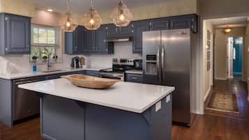 Creekside Cottage | Cozinha privada | Um frigorífico, um micro-ondas, uma máquina de café expresso