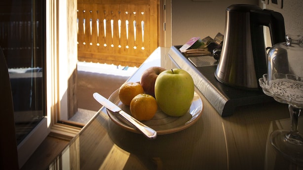 Quarto casal ou duplo superior, sacada | Edredons de pluma, frigobar, cofres nos quartos, escrivaninha