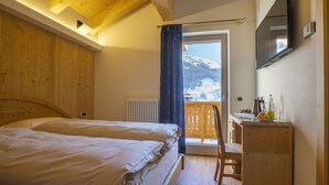 Quarto casal ou duplo superior, sacada | Edredons de pluma, frigobar, cofres nos quartos, escrivaninha