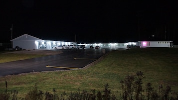 Fachada da propriedade à noite