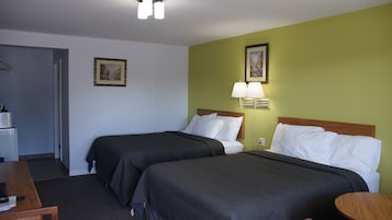 Quarto casal luxo, 2 camas Queen, geladeira e micro-ondas, no piso térreo | Quartos à prova de som, Wi-Fi de cortesia, roupa de cama