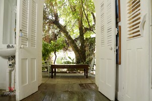 Old Pool Room - Courtyard | Roupas de cama premium, quartos à prova de som, Wi-Fi de cortesia