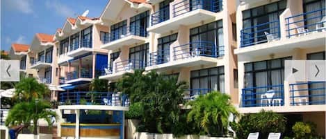 Piscina externa, piscina com cascata, barracas de cortesia, guarda-sóis