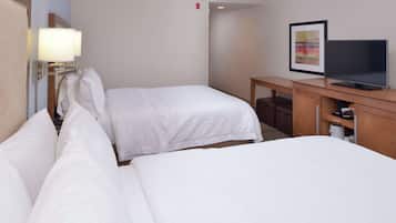 Quarto, 2 camas queen-size, não fumadores, frigorífico | Secretária, secretária adequada para computadores portáteis