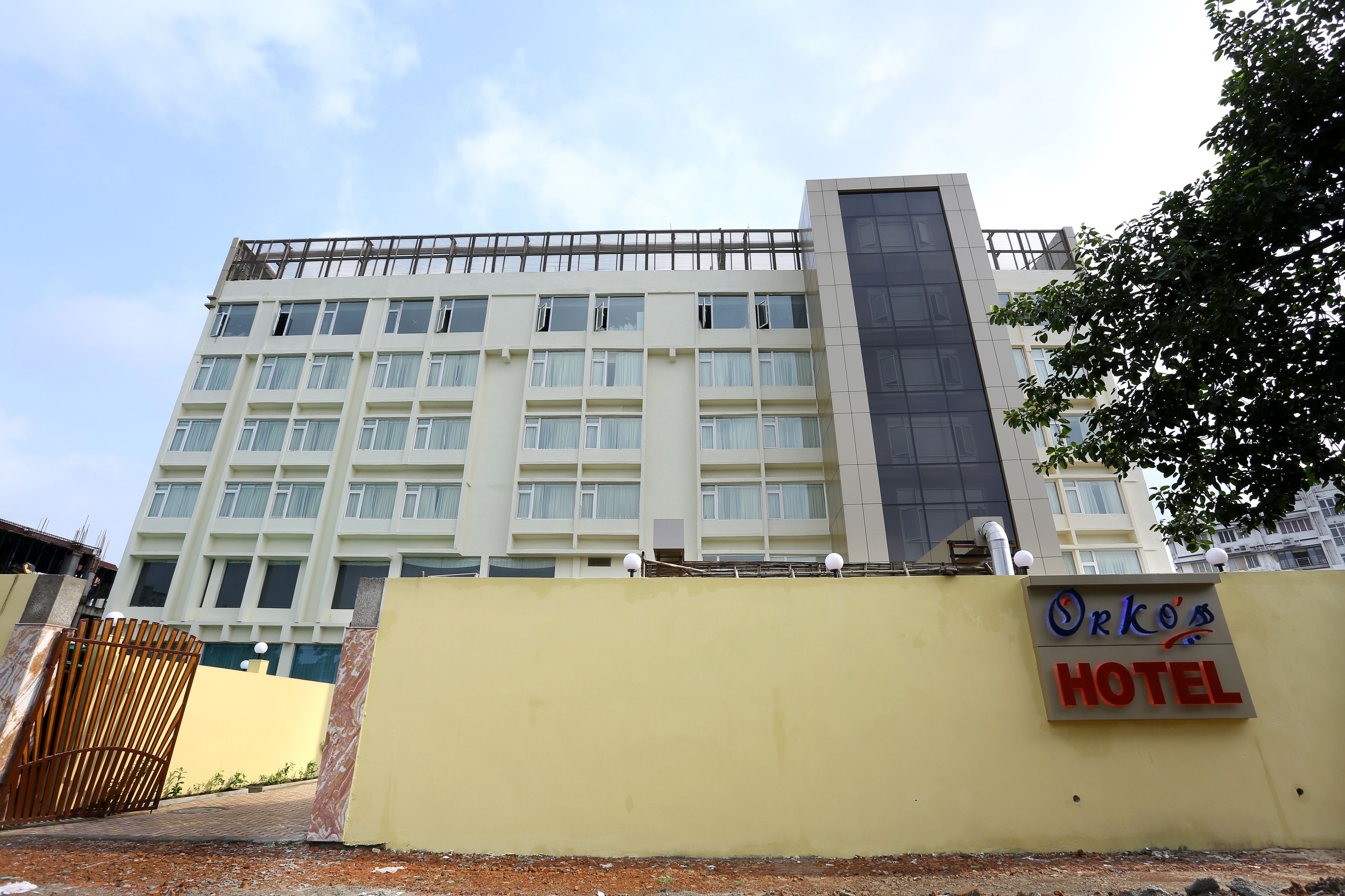 Um edifício de hotel com vários andares e uma placa na fachada com a inscrição 