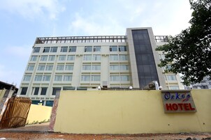 Um edifício de hotel com vários andares e uma placa na fachada com a inscrição 